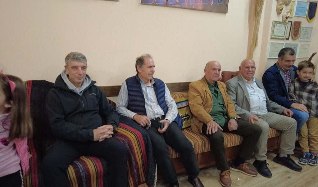 Ο ετήσιος αγιασμός του Πολιτιστικού Συλλόγου «Πίνδος» (βίντεο ...