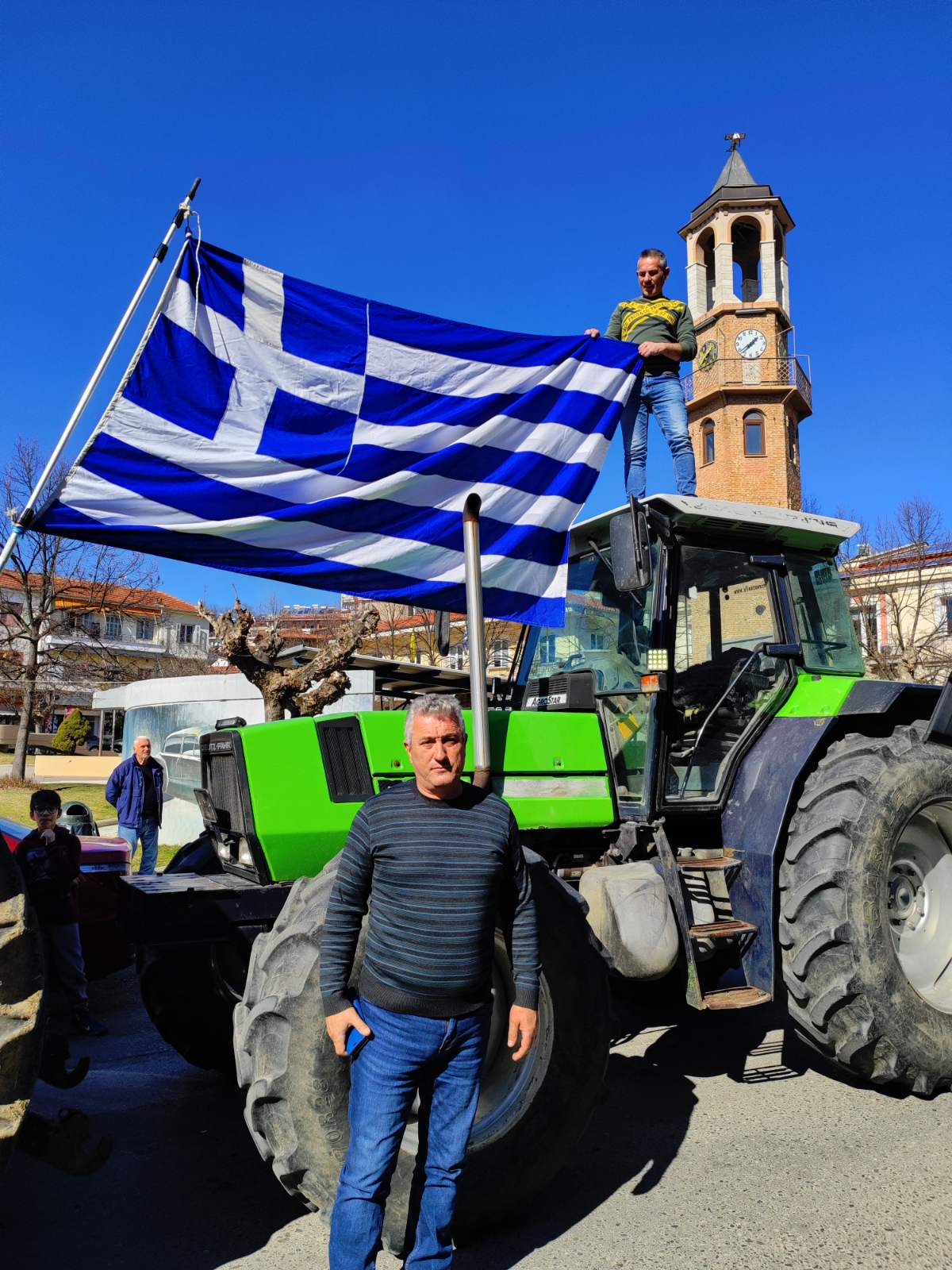 Δεν υποχωρούν οι αγρότες, κλιμακώνουν μπλόκα και κινητοποιήσεις ...